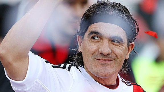 Para Ariel Ortega, River debe incomodar al Barcelona