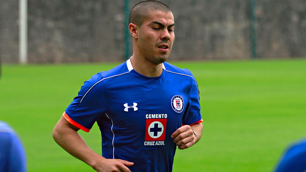Debut de Silva en Cruz Azul dura 22 minutos; Enzo Roco lo sustituye - ESPN