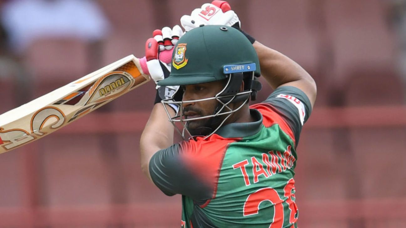 Heroic Tamim Iqbal returns to bat with one hand after wrist fracture - ESPN