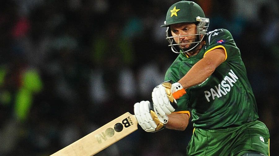 An Akmal drops a catch - ESPN