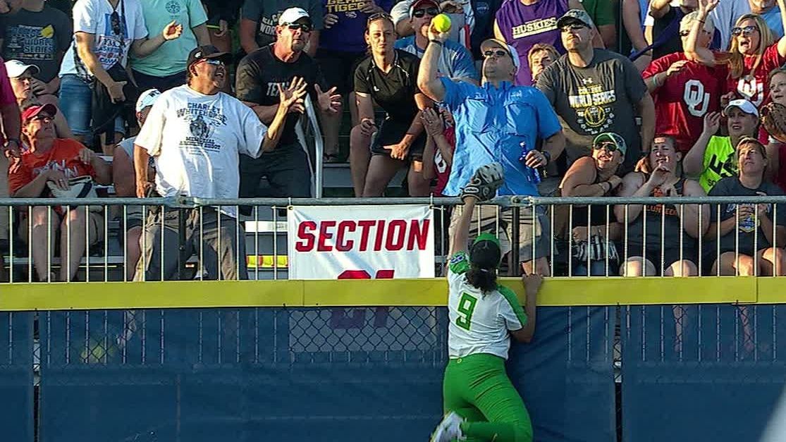 Fan makes great one-handed catch on HR - ESPN Video