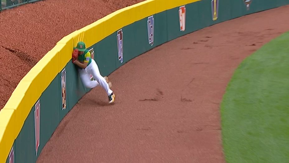 Little leaguer makes nice jumping catch - ESPN Video