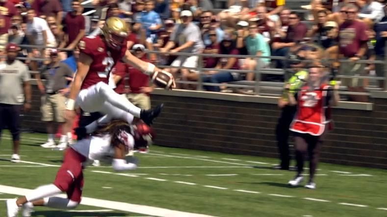 Trae Barry leapfrogs Colgate defender to finish a 51-yard TD - ESPN Video