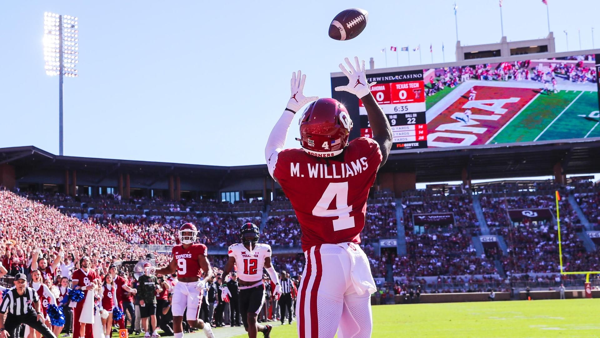 Caleb Williams escapes the pressure and completes a 22-yard TD pass ...