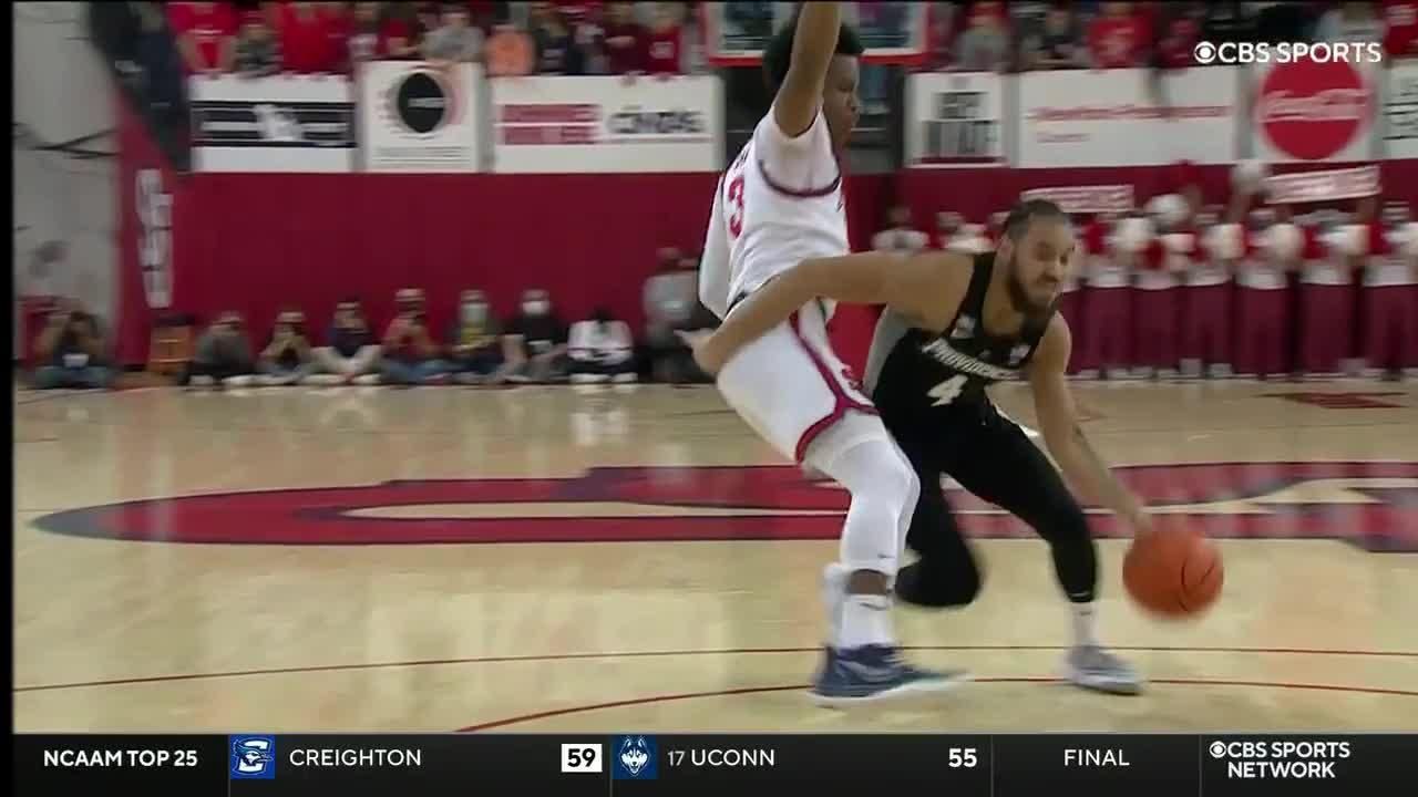 Jared Bynum somehow gets layup to fall after losing his footing - ESPN ...