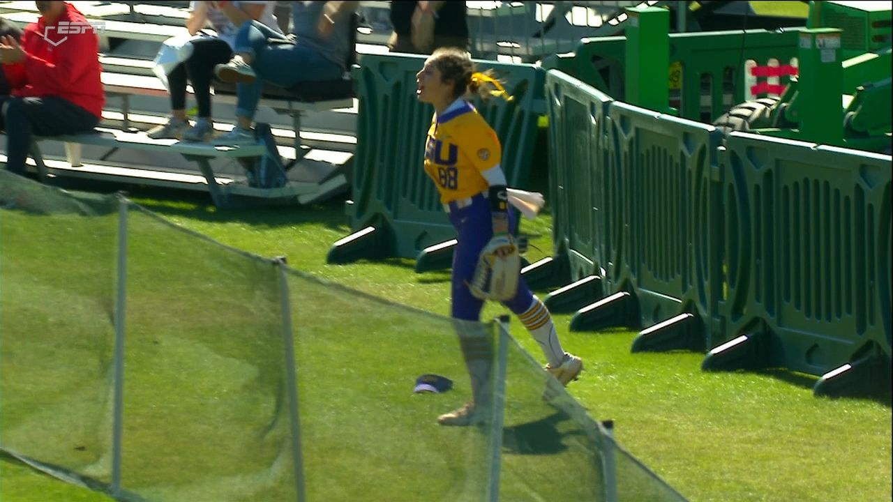 LSU's Ciara Briggs flies over the wall to make epic catch - ESPN Video