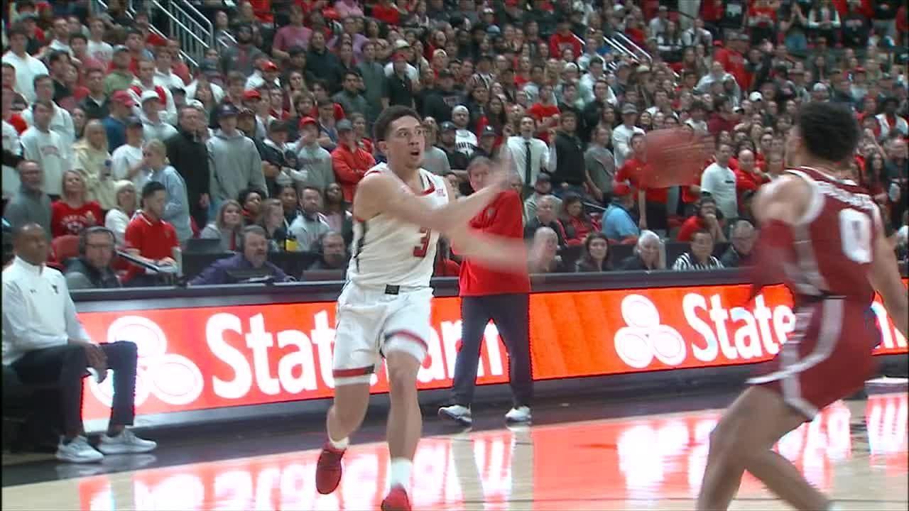 Marcus Santos-Silva elevates for a 1-handed hammer - ESPN Video