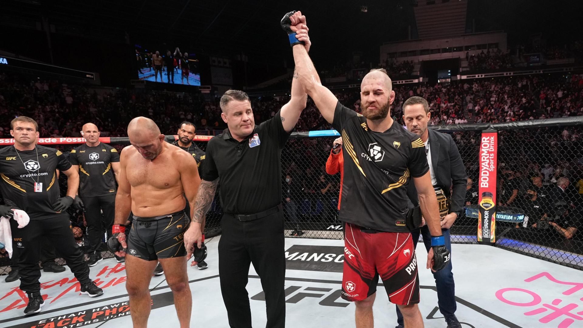 Jiri Prochazka stuns Glover Teixeira, becomes new light heavyweight ...