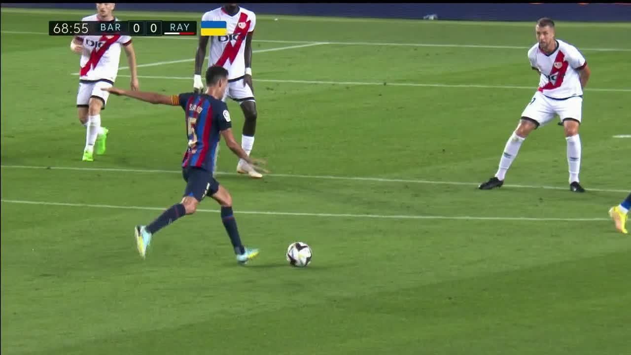 Sergio Busquets' shot forces a diving save from Rayo's keeper - ESPN Video