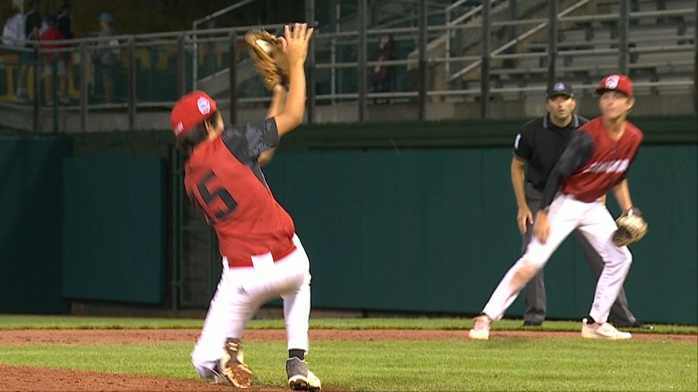 LLWS pitcher shows off his reflexes with this amazing catch - ESPN Video