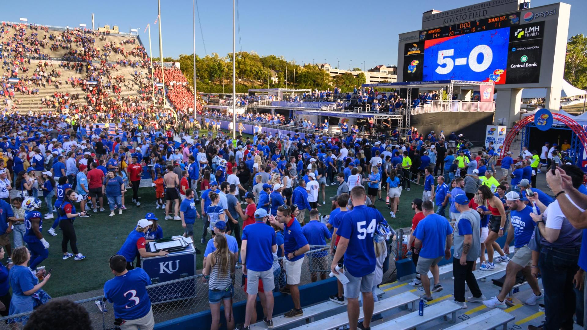 Kansas students rush the field as the Jayhawks improve to 5-0 - ESPN Video