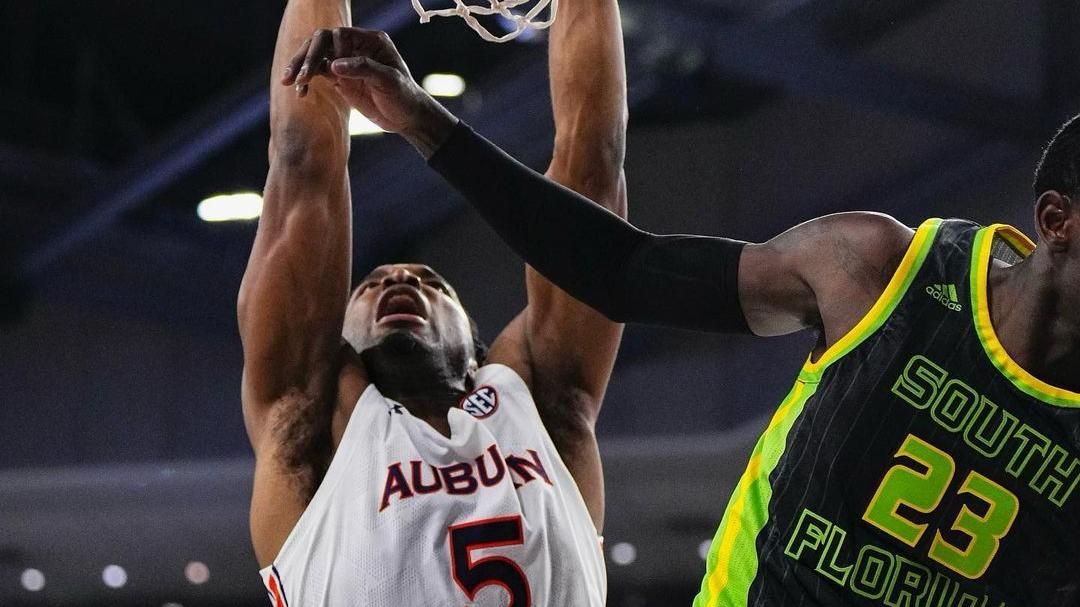 Auburn's Chris Moore bodies defender for poster slam - ESPN Video