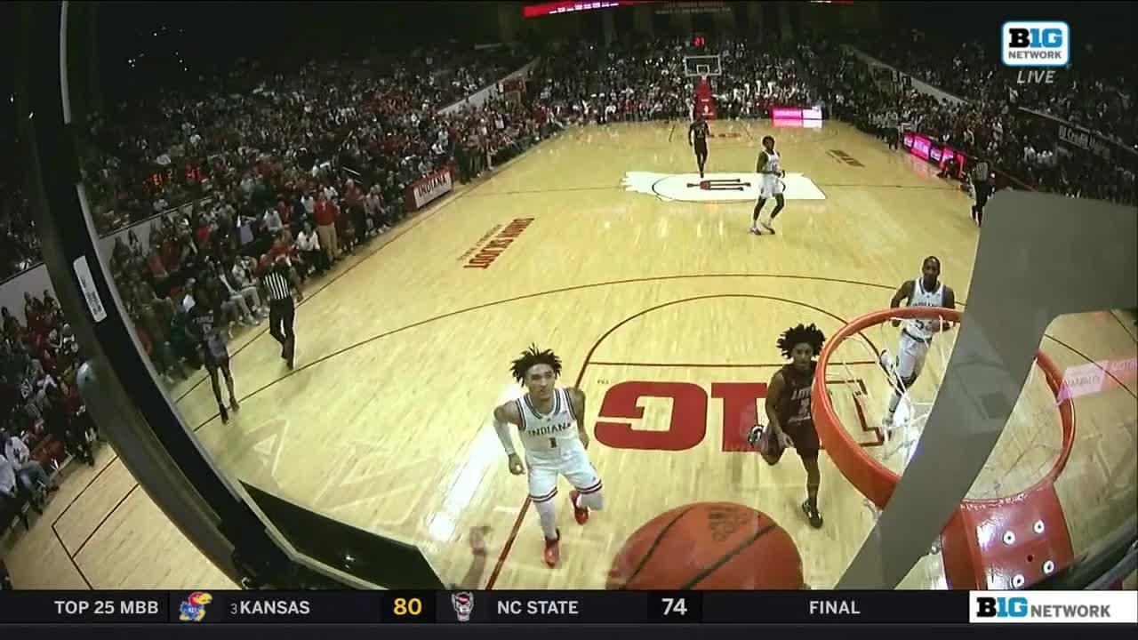 Kaleb Banks elevates for the big-time block - ESPN Video