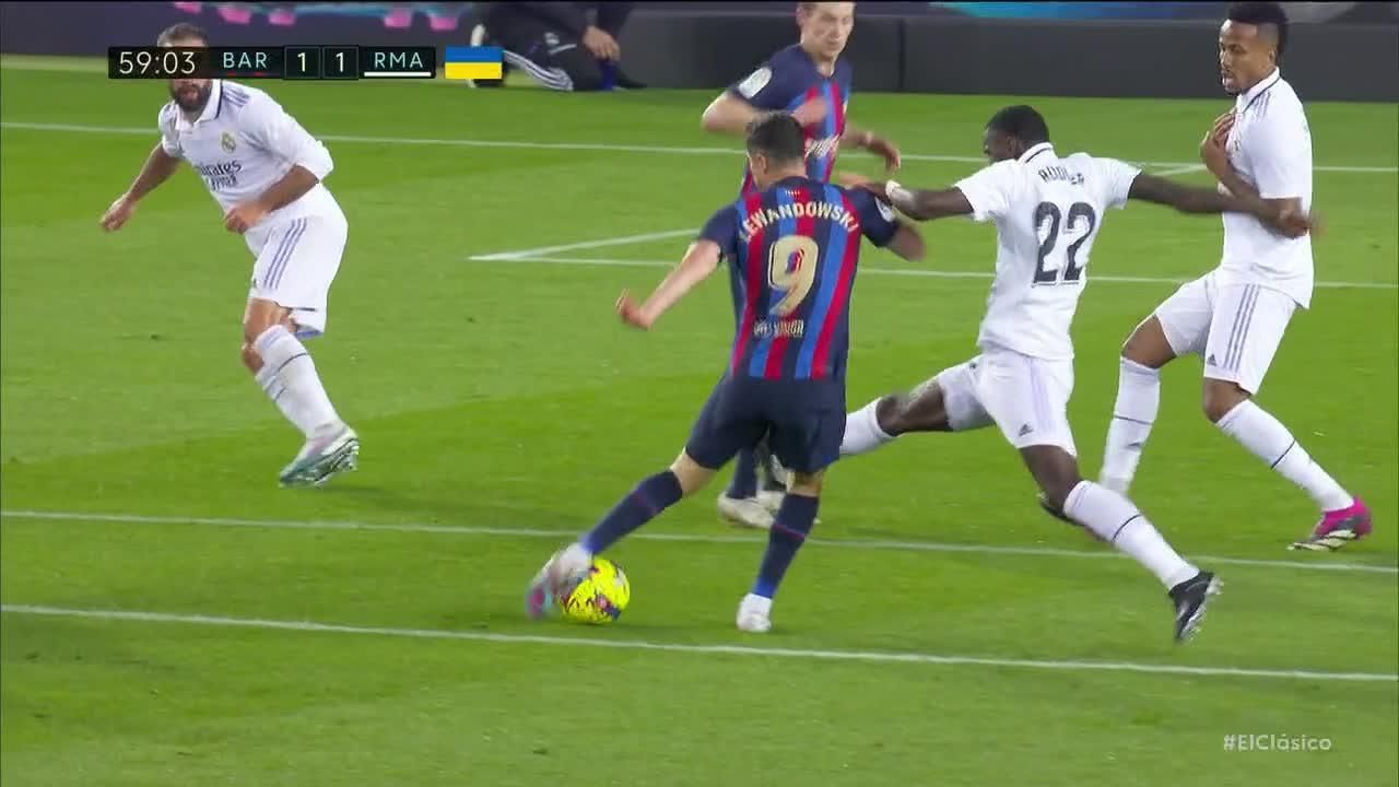 Lewandowski's shot grazes the post - ESPN Video