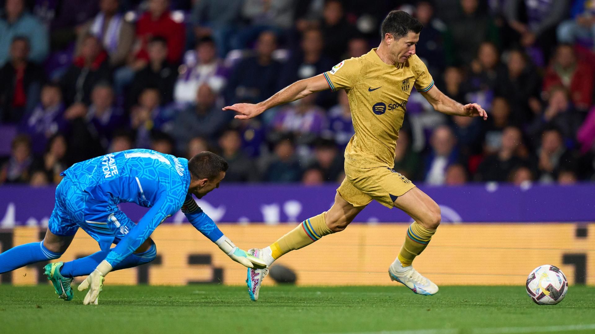 Lewandowski puts Barca on the board with 22nd goal of season - ESPN Video