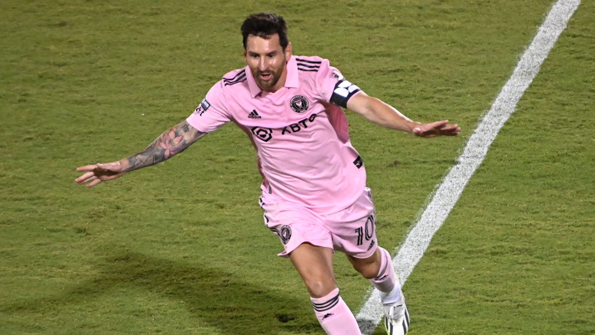 Lionel Messi's spectacular free kick levels the score for Inter Miami ...