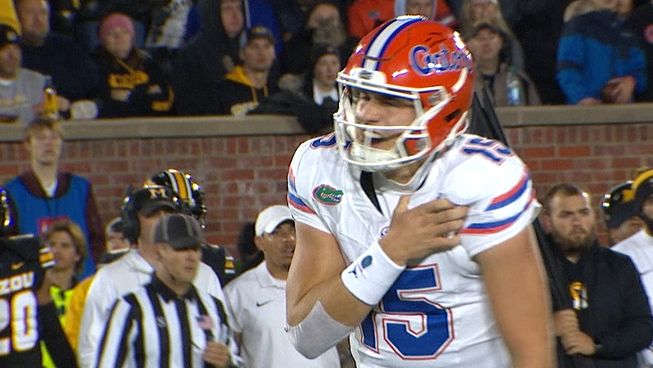 Graham Mertz leaves the game grabbing his collarbone - ESPN Video