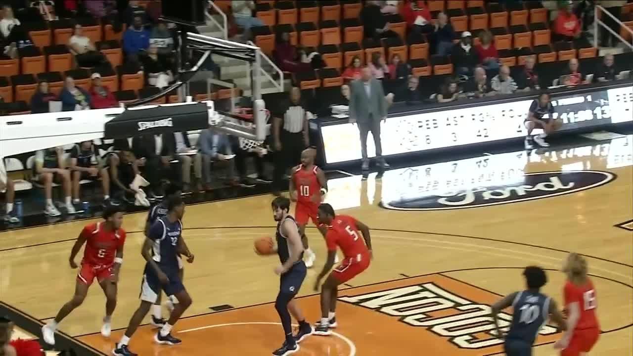 Alex Holt rocks the rim with powerful slam dunk - ESPN Video