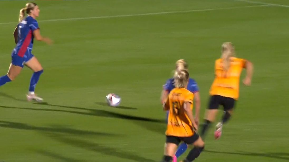 Haley Hopkins nutmegs defender and finishes a nice goal - ESPN Video