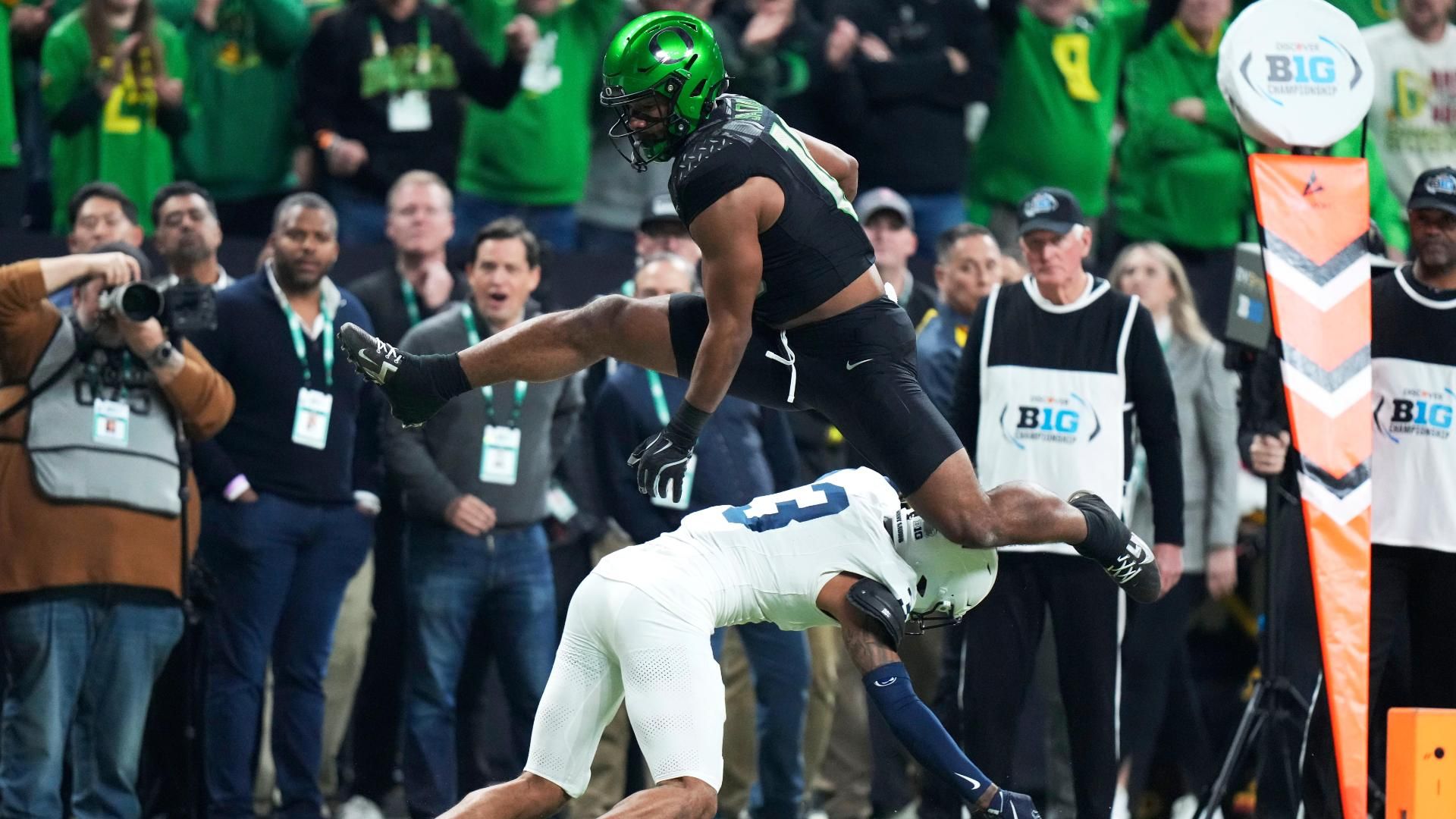 Oregon's Kenyon Sadiq hurdles defender for unreal TD - ESPN Video