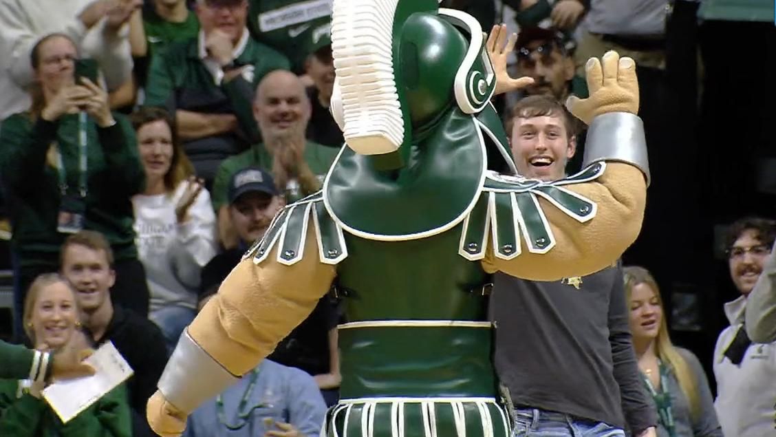 Michigan State fan hits full-court putt for $1,000 - ESPN Video