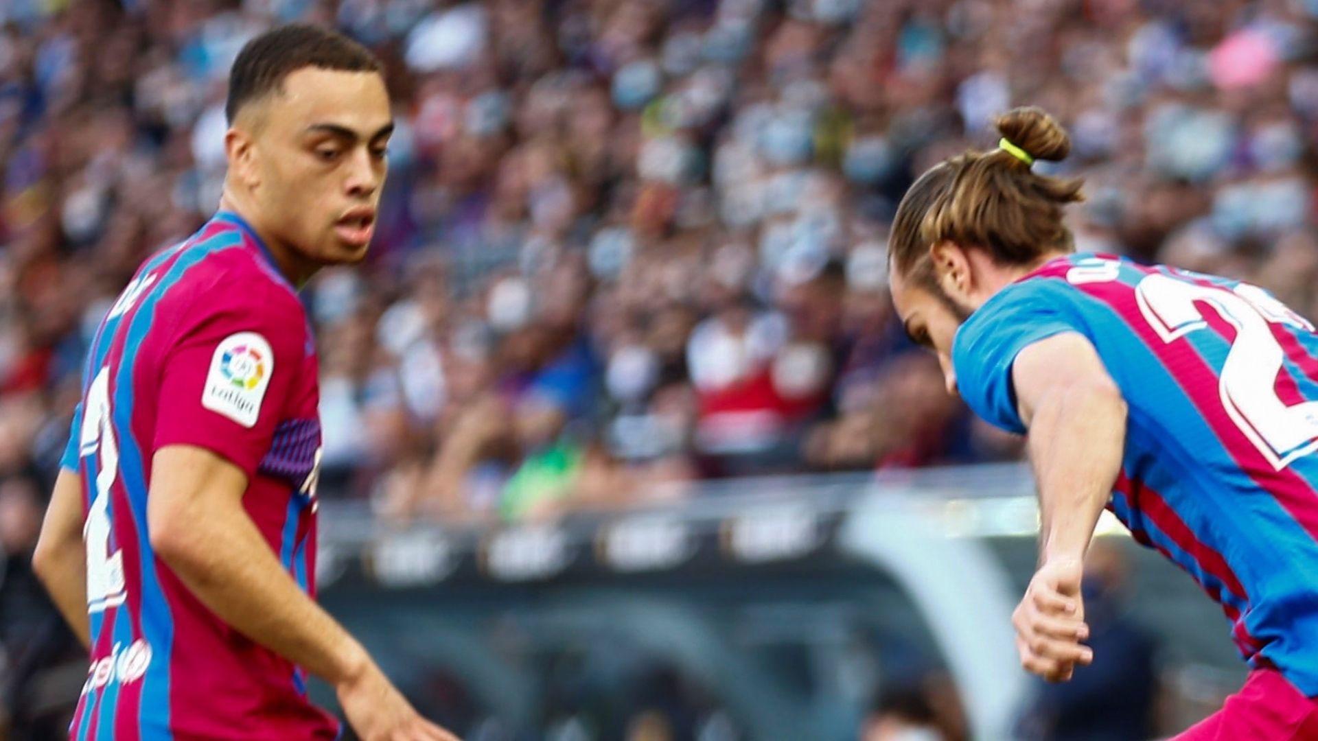 Sergino Dest skies chance to put Barca ahead in El Clasico - ESPN Video