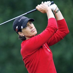 With eagle, five birdies, Inkster takes first-round lead in England