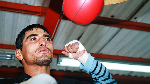 Erik Morales returns to the ring to fight Pablo Cesar Cano, looking to ...