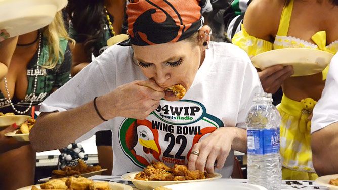 Molly Schuyler eats 363 wings in 30 minutes to shatter Wing Bowl record ...