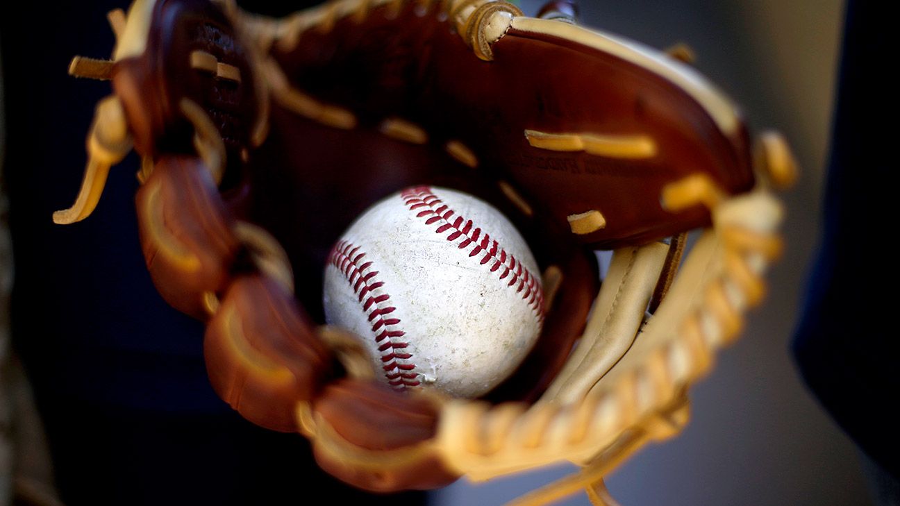 Instant Awesome: One-armed middle school catcher is amazing to watch - ESPN