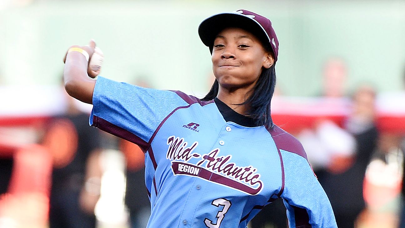 Mo'ne Davis throws out first pitch before World Series Game 4 - ESPN
