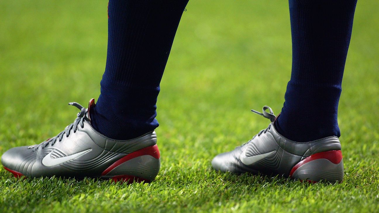 Man, 75, aims to be world's oldest professional footballer - ESPN