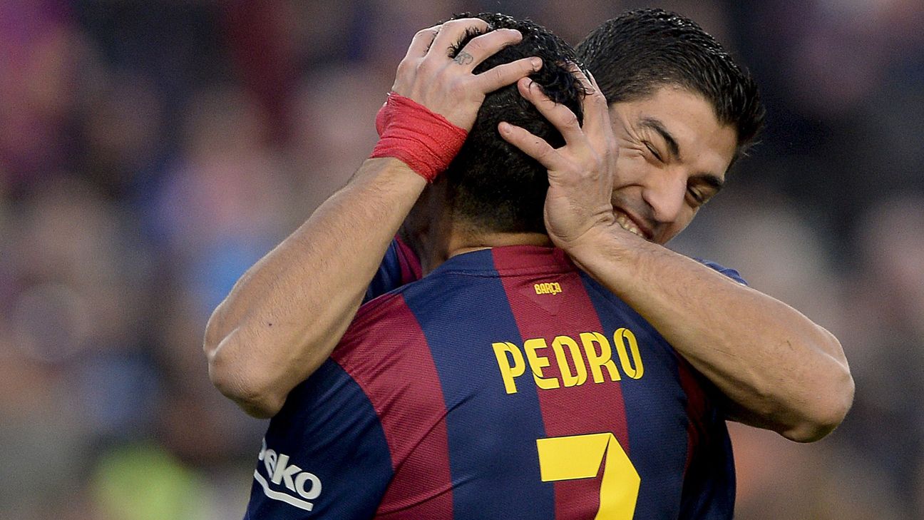 Luis Suarez scores first league goal for Barcelona, celebrates with ...