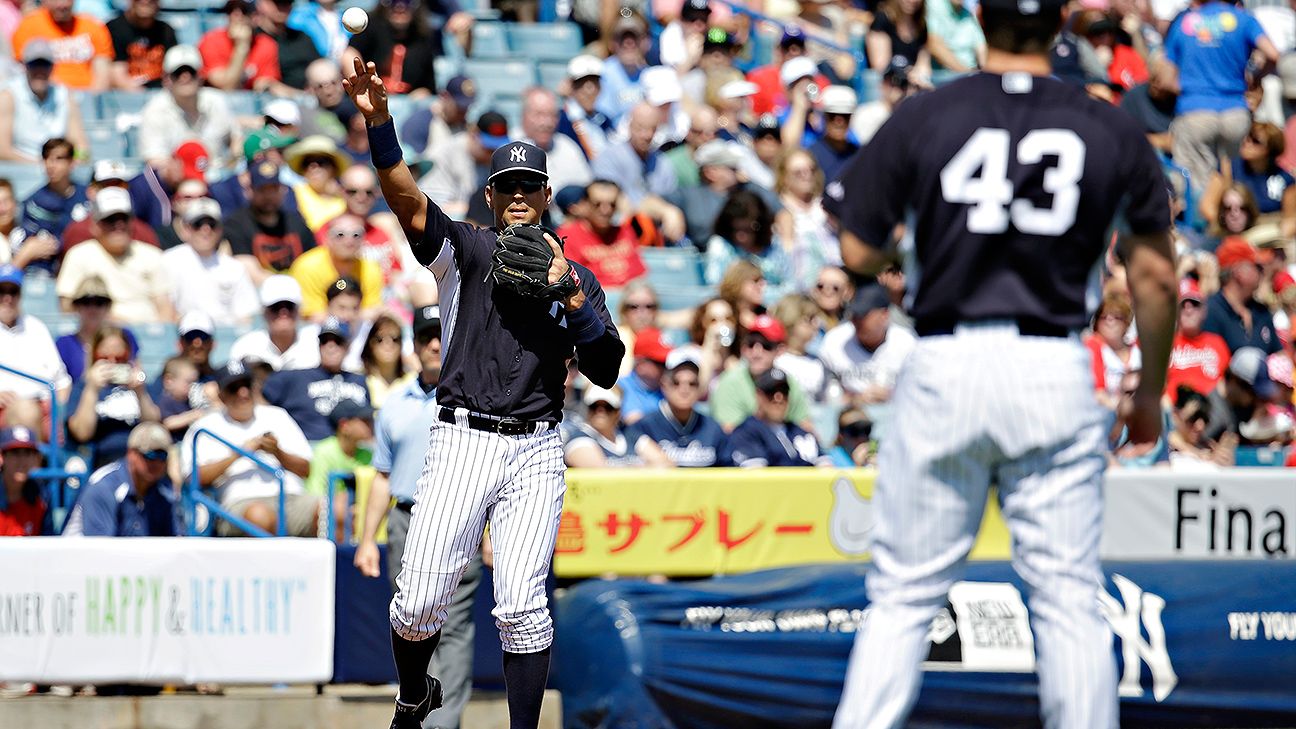 Adam Warren runs away from the rest of the New York Yankees' field ...