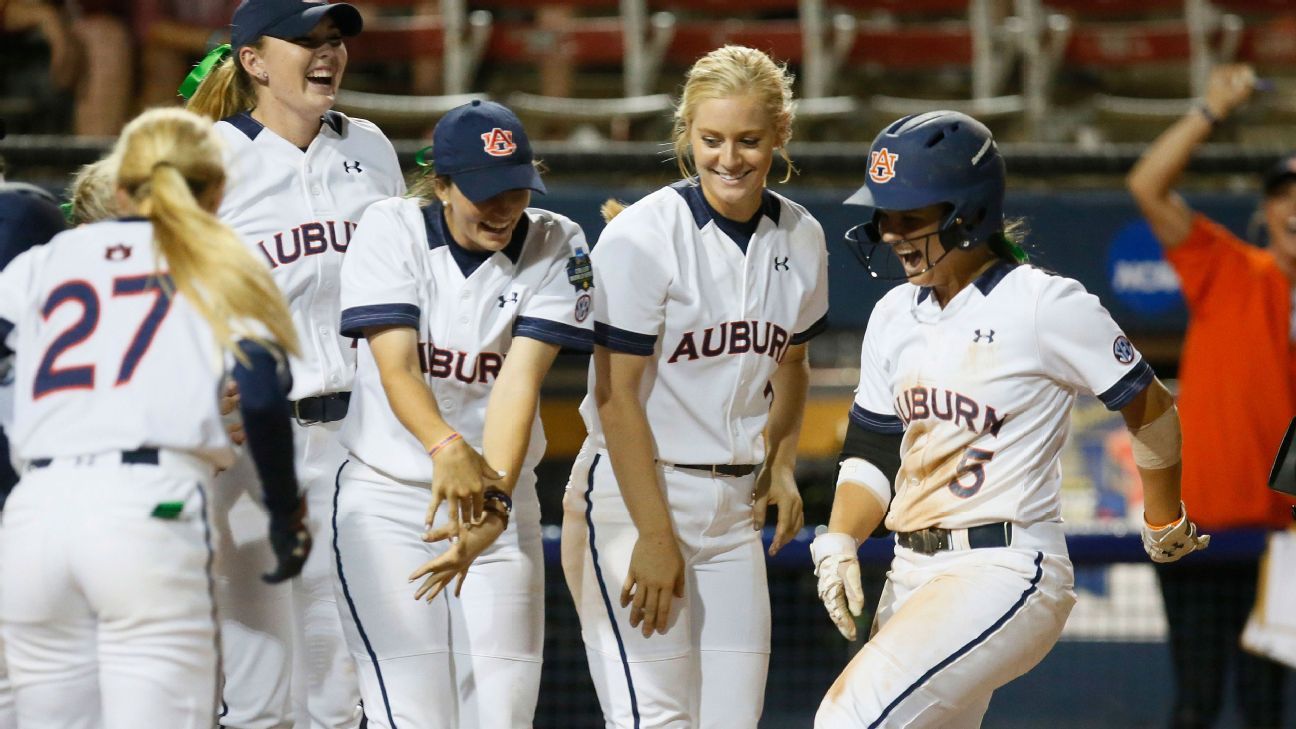 Emily Carosone's grand slam in 8th keeps Auburn alive in WCWS - ESPN