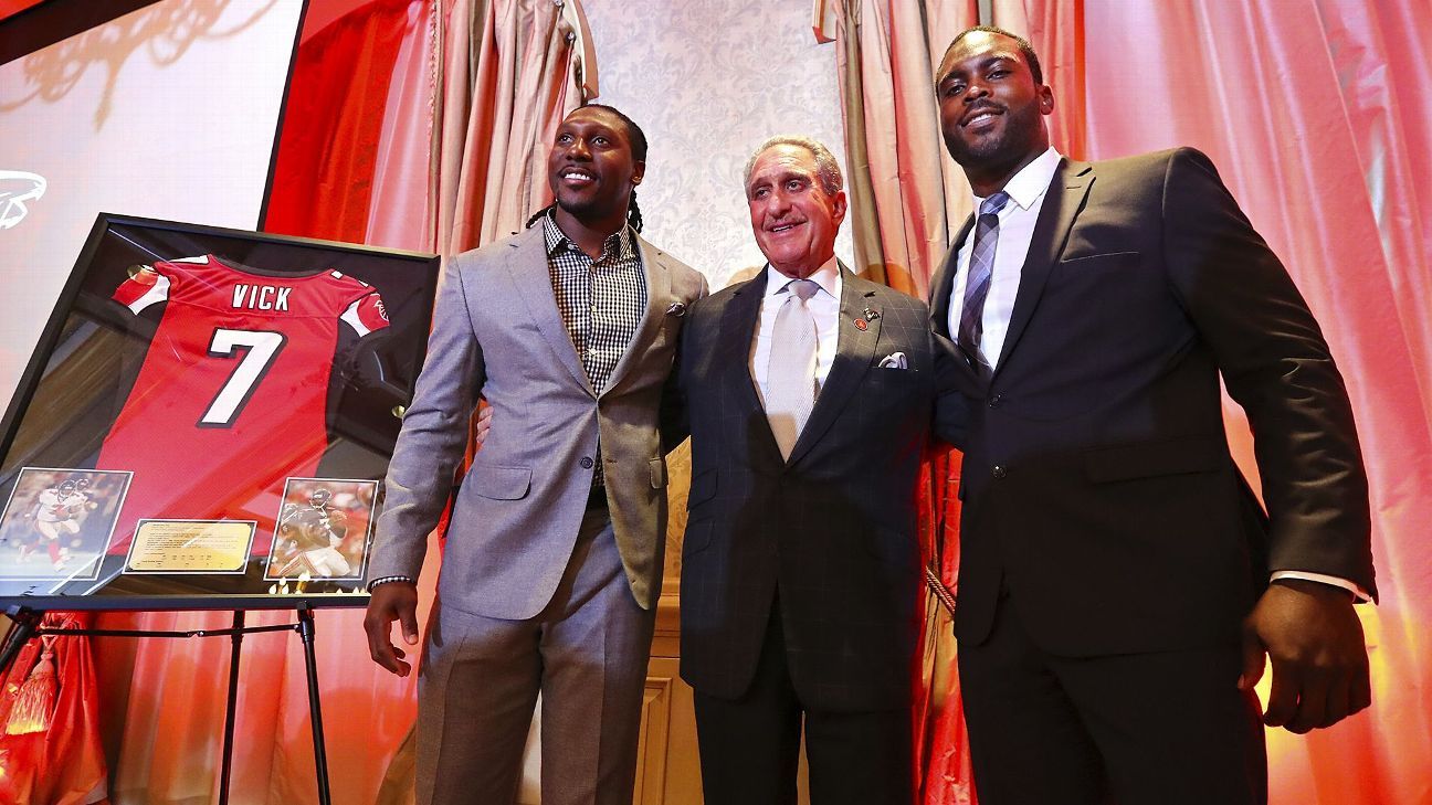 Atlanta Falcons honor Michael Vick, Roddy White - ESPN