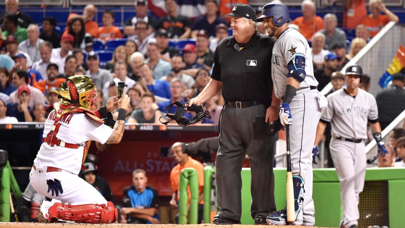 Different kind of framing: Yadier Molina takes picture of Nelson Cruz ...