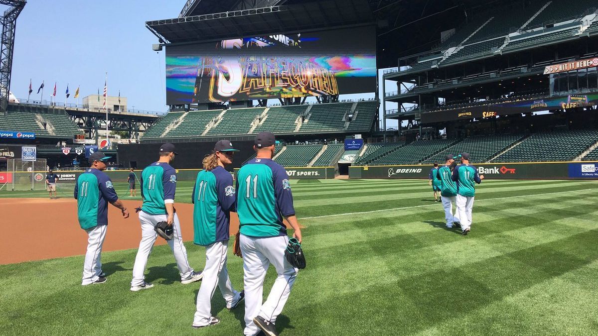 Seattle Mariners take the field with salute to Edgar Martinez - ESPN