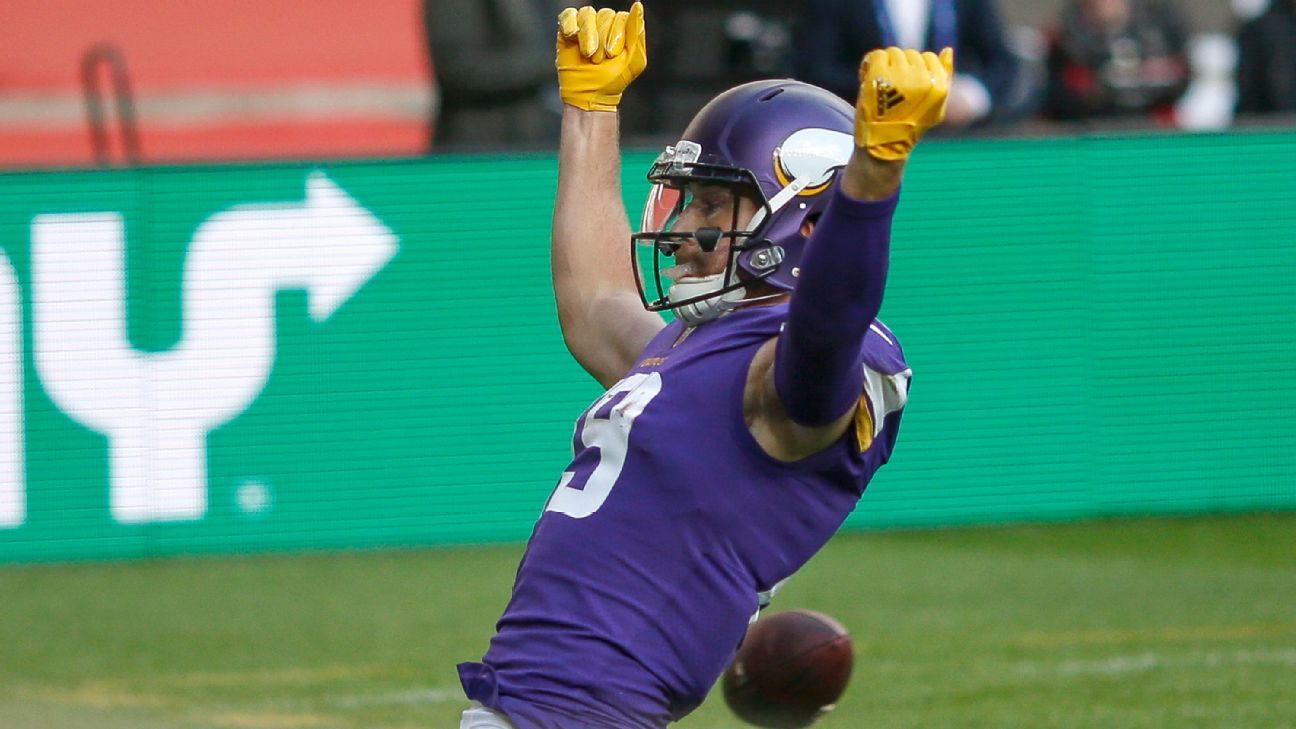 Minnesota Vikings' Adam Thielen shows off Arsenal shirt and Henry knee ...