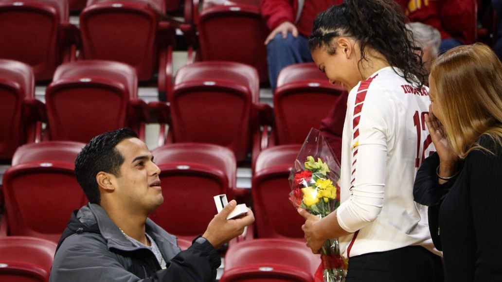 Iowa State volleyball's Genesis Miranda gets engaged on senior night - ESPN