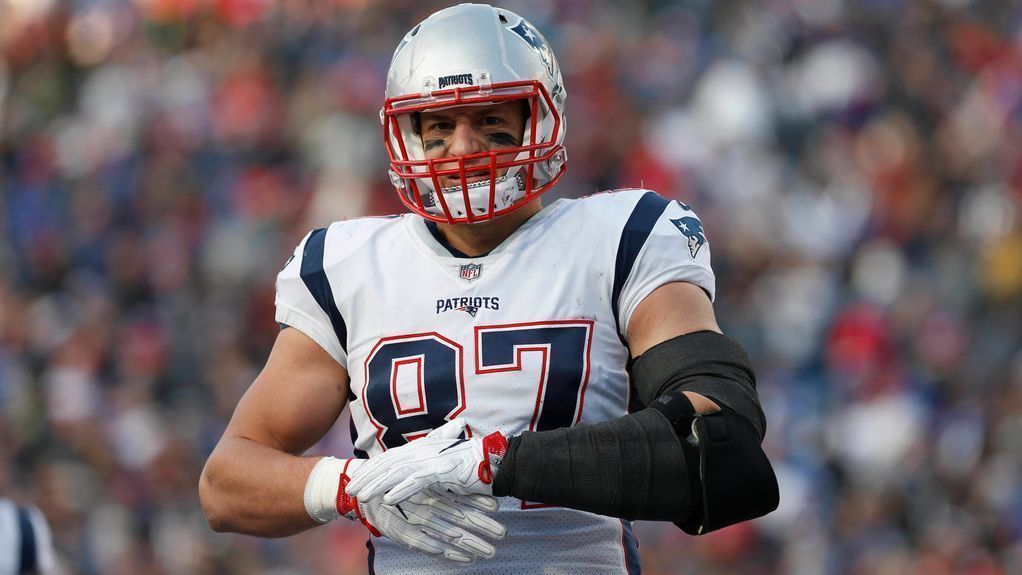 El ala cerrada de los New England Patriots, Rob Gronkowski, recibirá ...