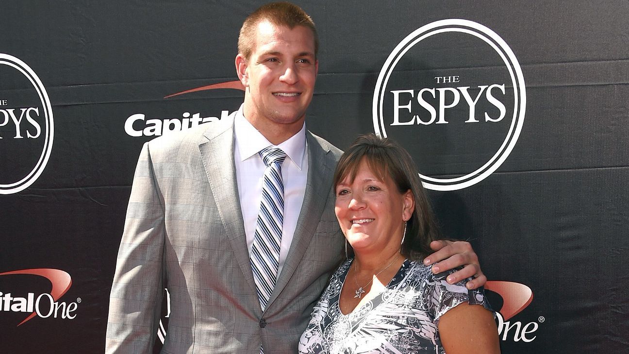 Taking cue from Tom Brady, Rob Gronkowski says, 'Hi Mom!' - ESPN - New ...