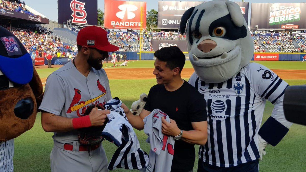 'Ponchito' González lanzó la primera bola en la Mexico Series - ESPN