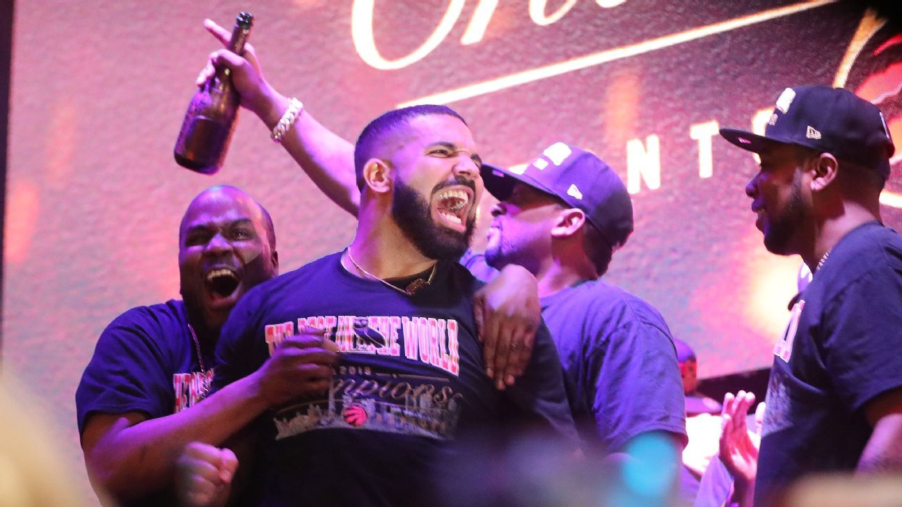 Drake festeja o título histórico dos Raptors falando de novas músicas ...