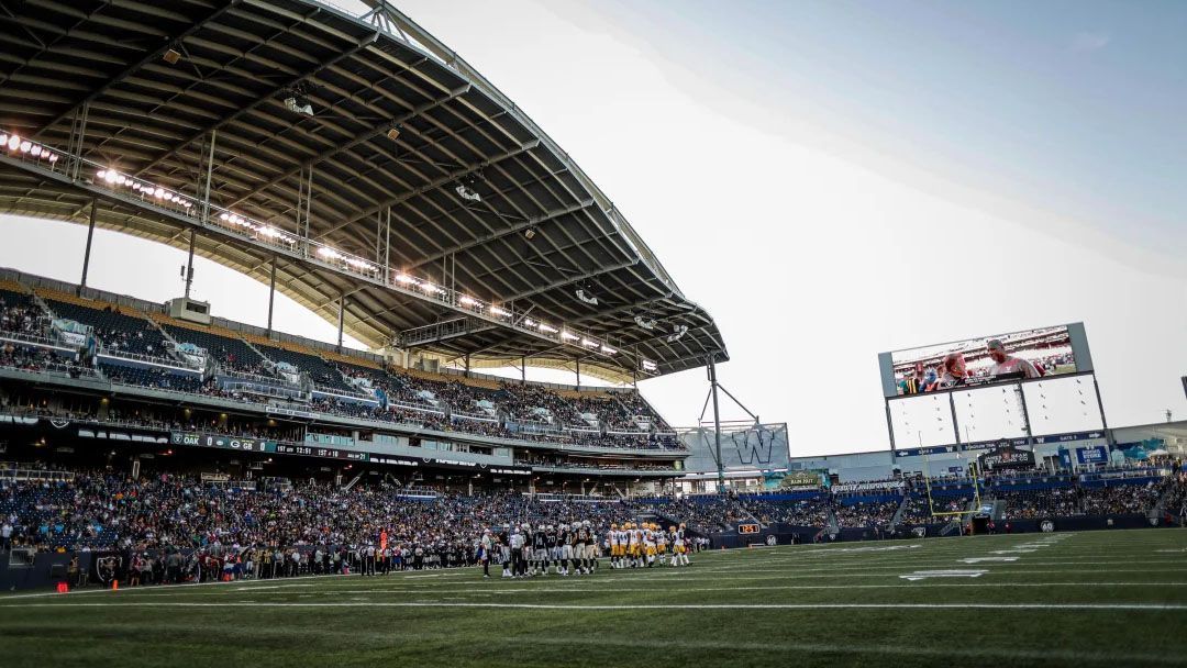 Problemas no gramado fazem Raiders e Packers jogarem em campo de apenas ...