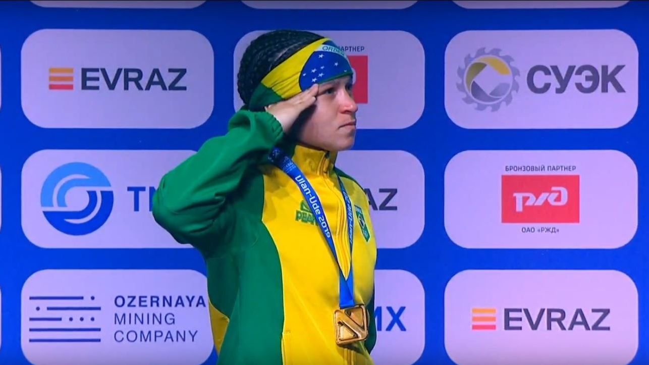 Bia Ferreira se torna primeira brasileira a ser campeã mundial de boxe ...