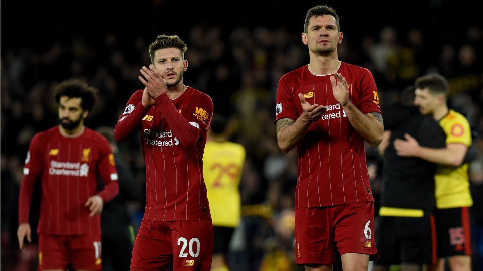 Capitão do Liverpool dá réplica de taça da Premier para zagueiro croata ...