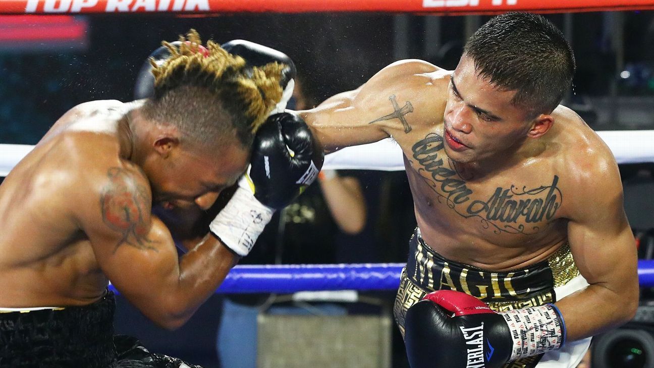 Michael Plania sorprende a Joshua Greer y alza la mano para retar el ...