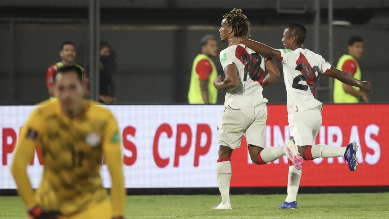 André Carrillo fue la figura ante Paraguay y marcó el primer doblete de ...