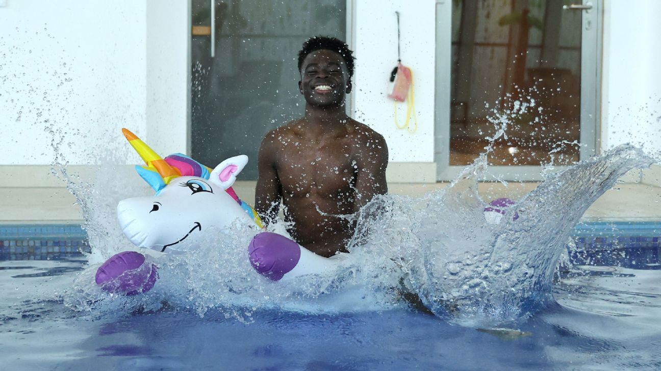 England celebrate reaching Euro 2020 semifinals by frolicking on ...